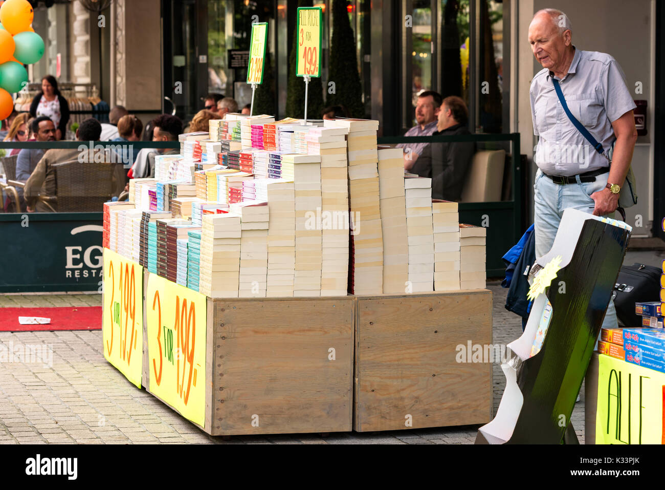 Books outside norway hi-res stock photography and images - Alamy