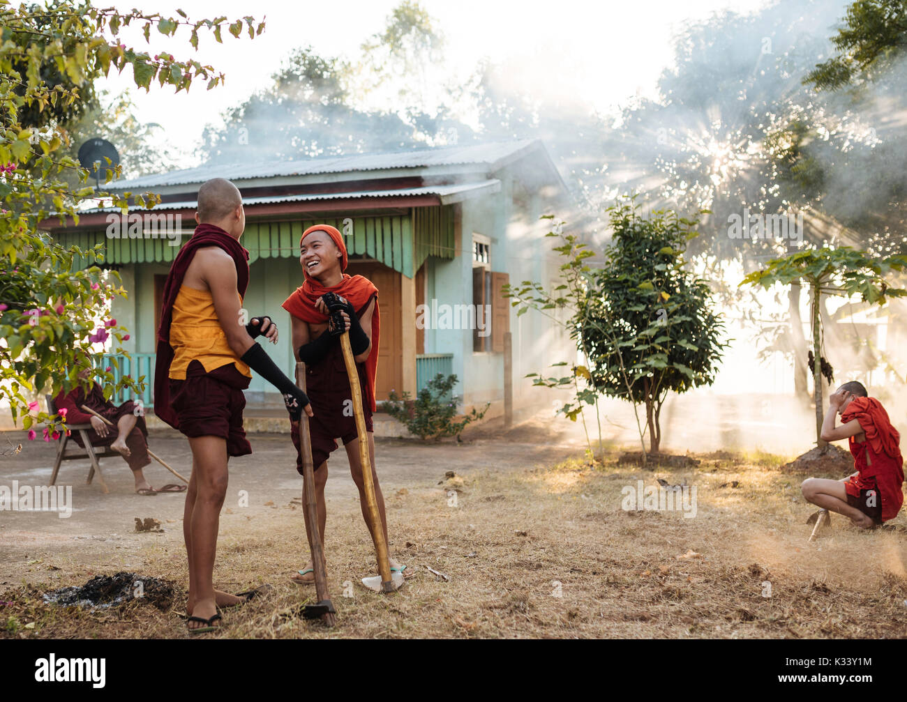 Novice monks working hi-res stock photography and images - Alamy