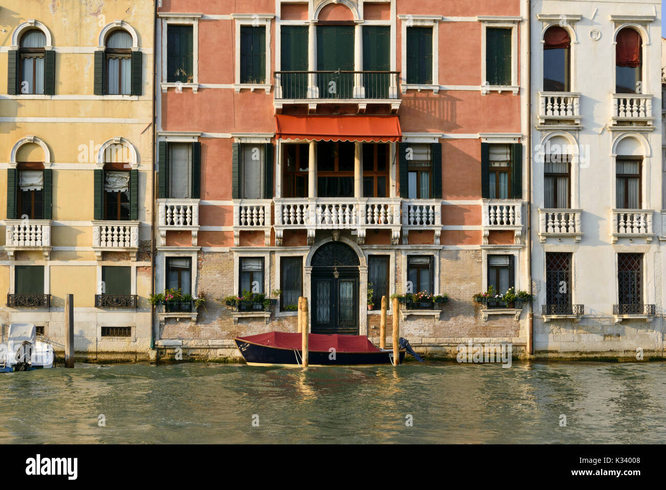 Palazzi with boats hi-res stock photography and images - Alamy