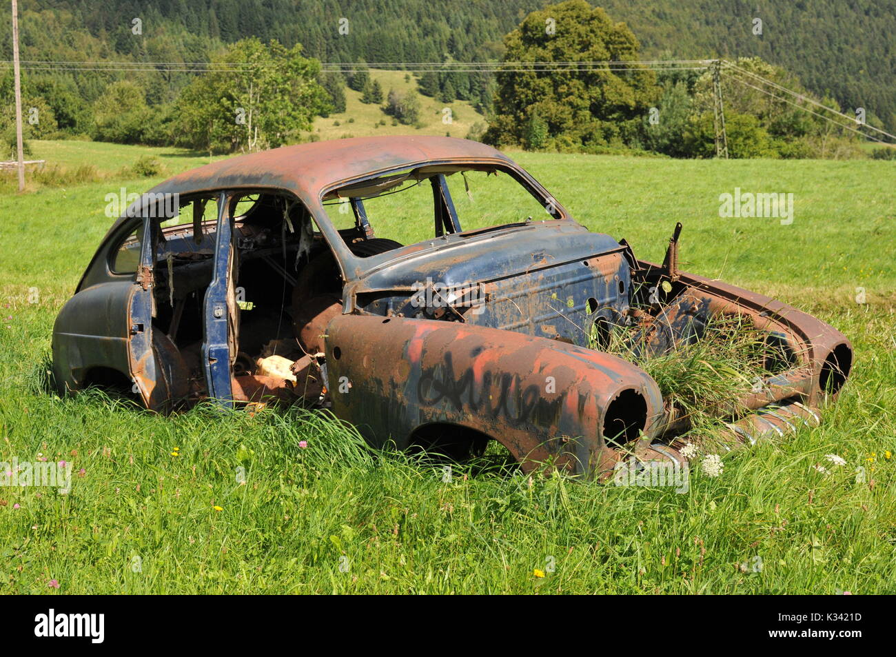 a rusty old car on the road side Stock Photo - Alamy