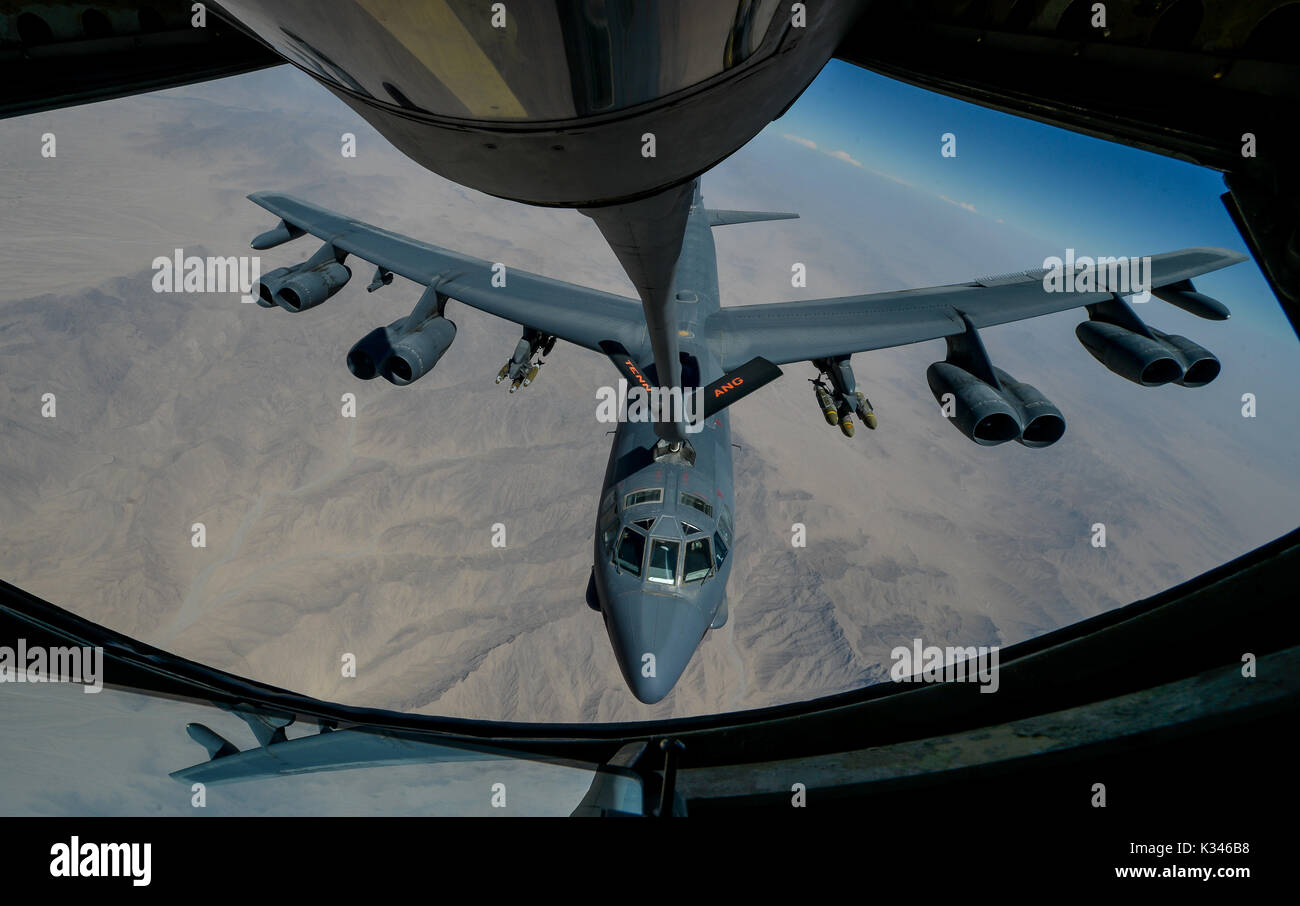 B-52 Stratofortress Refueling Stock Photo - Alamy