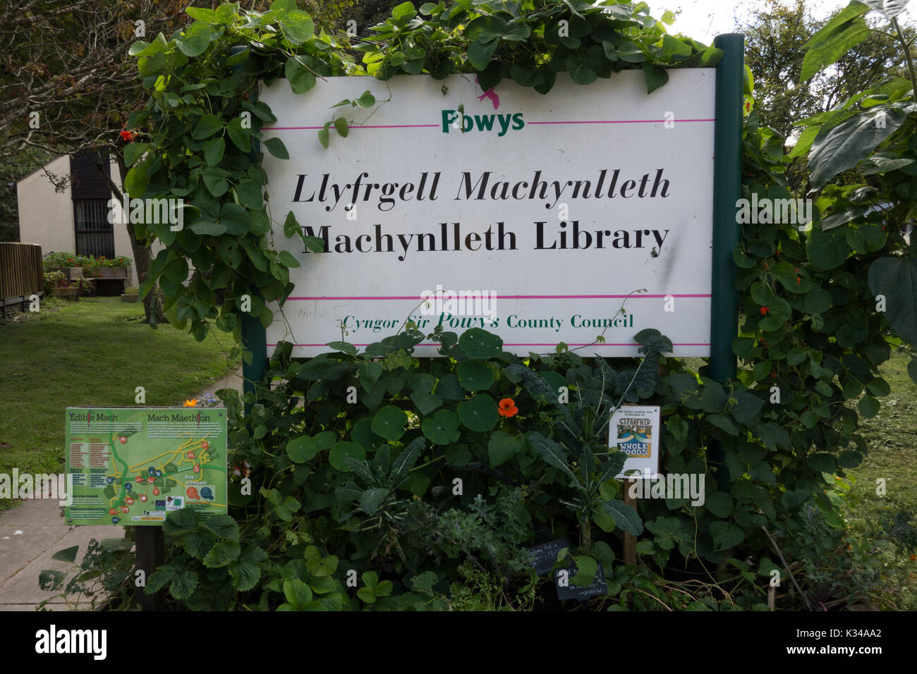 Welsh library sign hi-res stock photography and images - Alamy