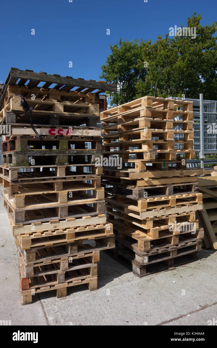 Stacked wooden pallets hi-res stock photography and images - Alamy
