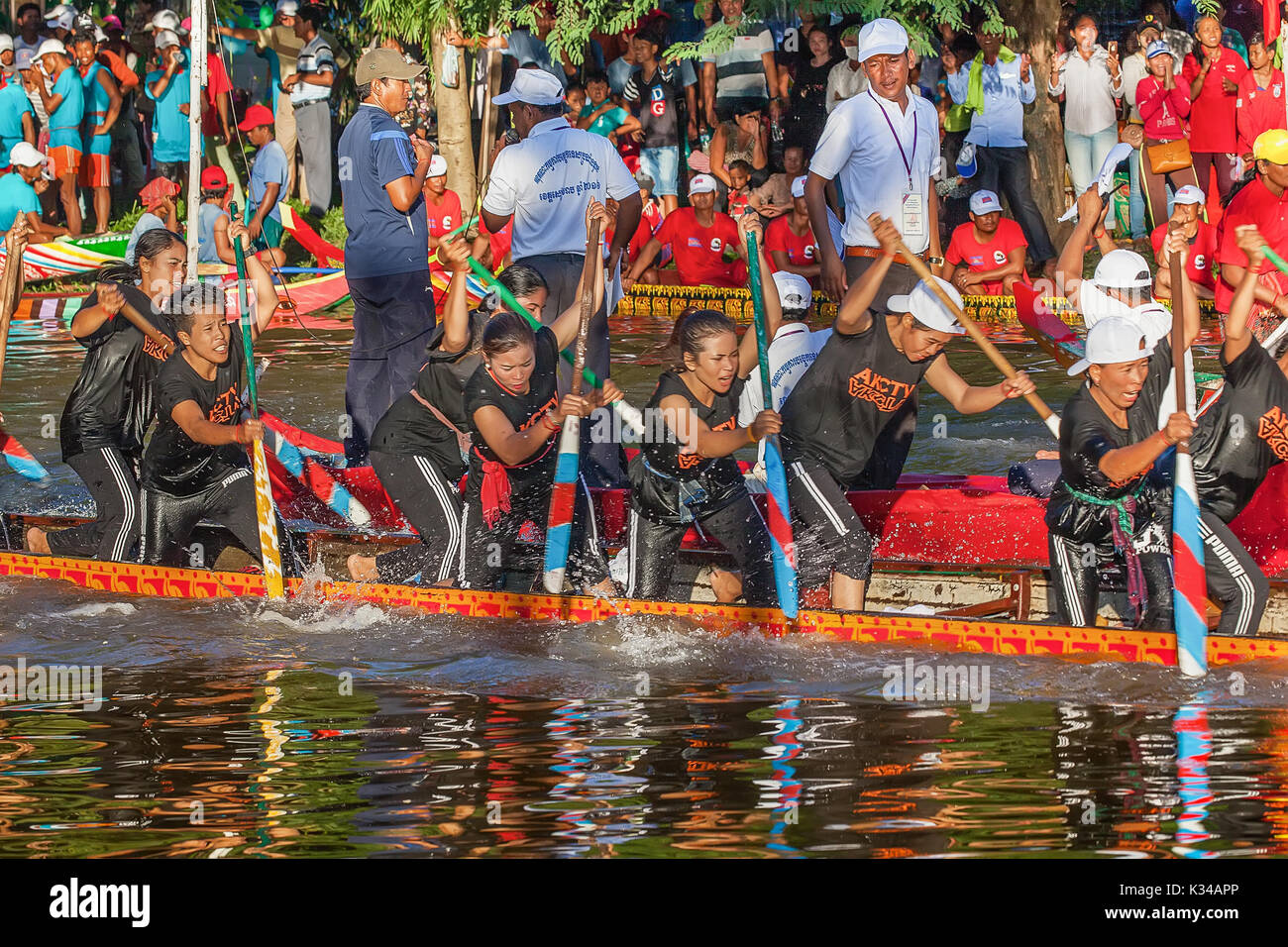 Dragon boat festival race at the Water Festival, Bon Om Touk, on the ...