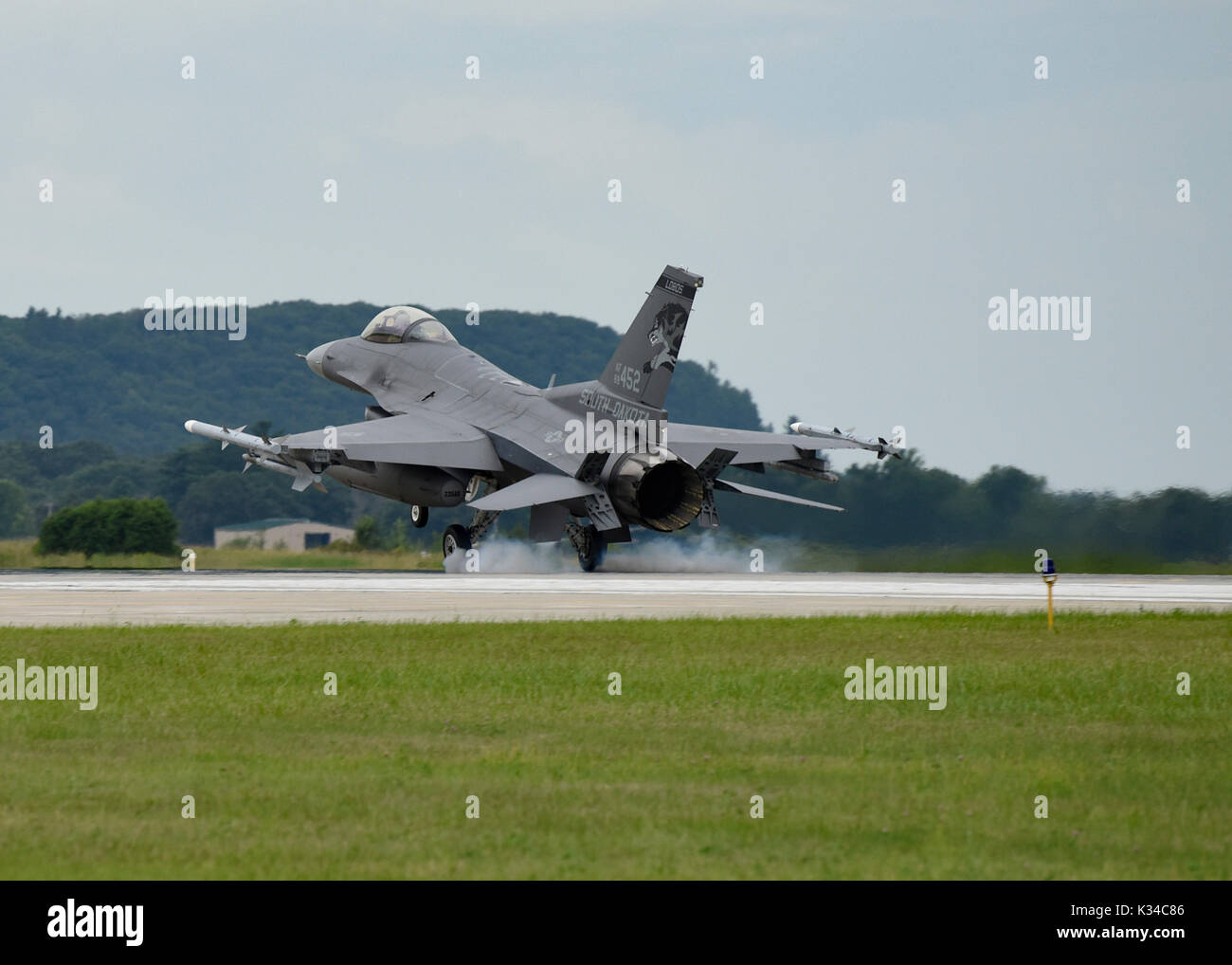 A U.S. Air Force F-16 Fighting Falcon assigned to the 175th Fighter ...