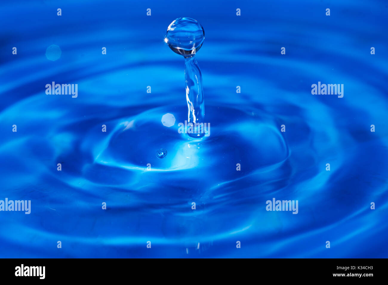 Water drop splash hi-res stock photography and images - Alamy