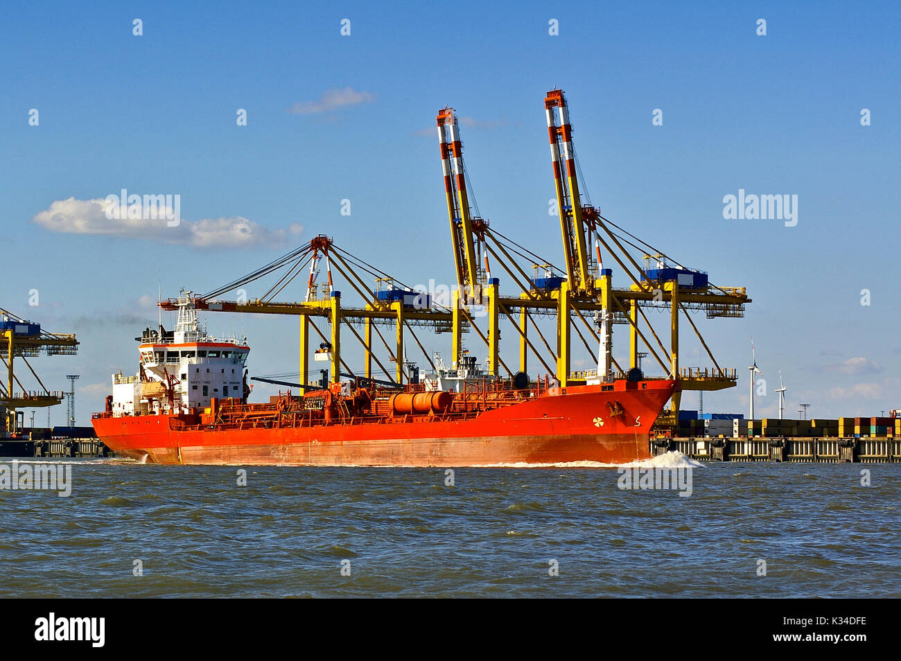 Logistics supply chain cranes hi-res stock photography and images - Alamy