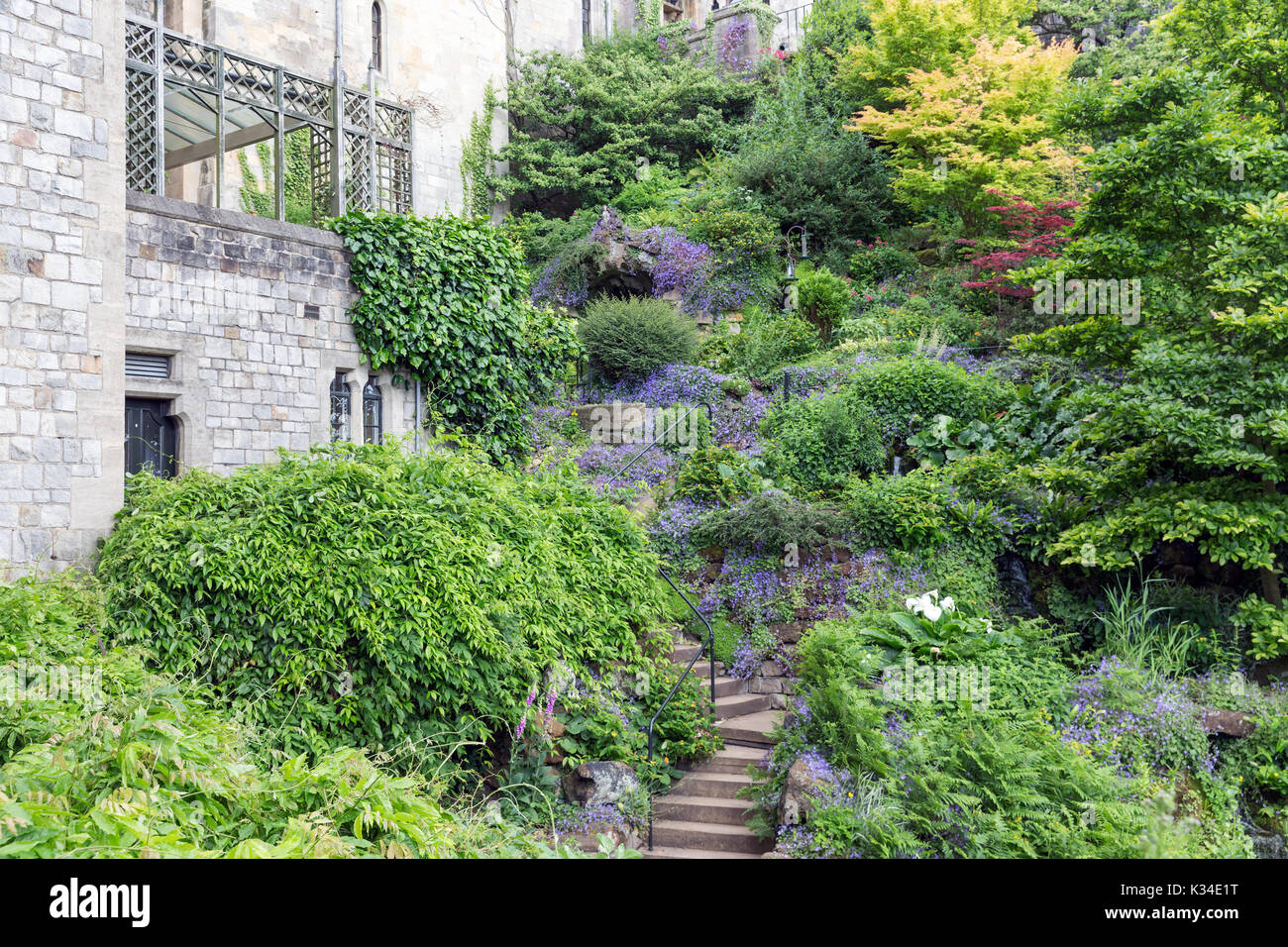 Courtyard of windsor palace hi-res stock photography and images - Alamy