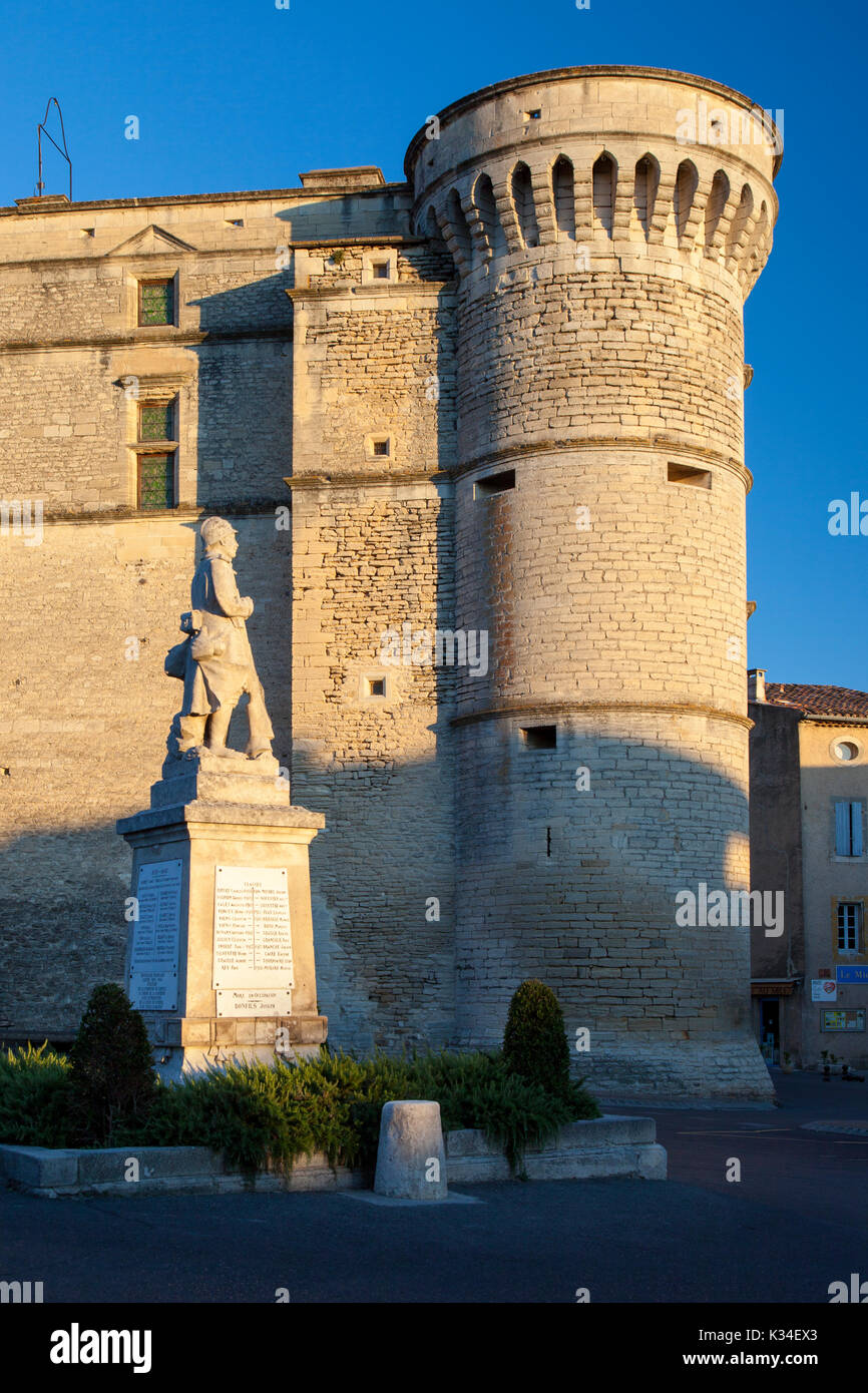 World Wars I and II memorial in the town center, with Castle - le ...