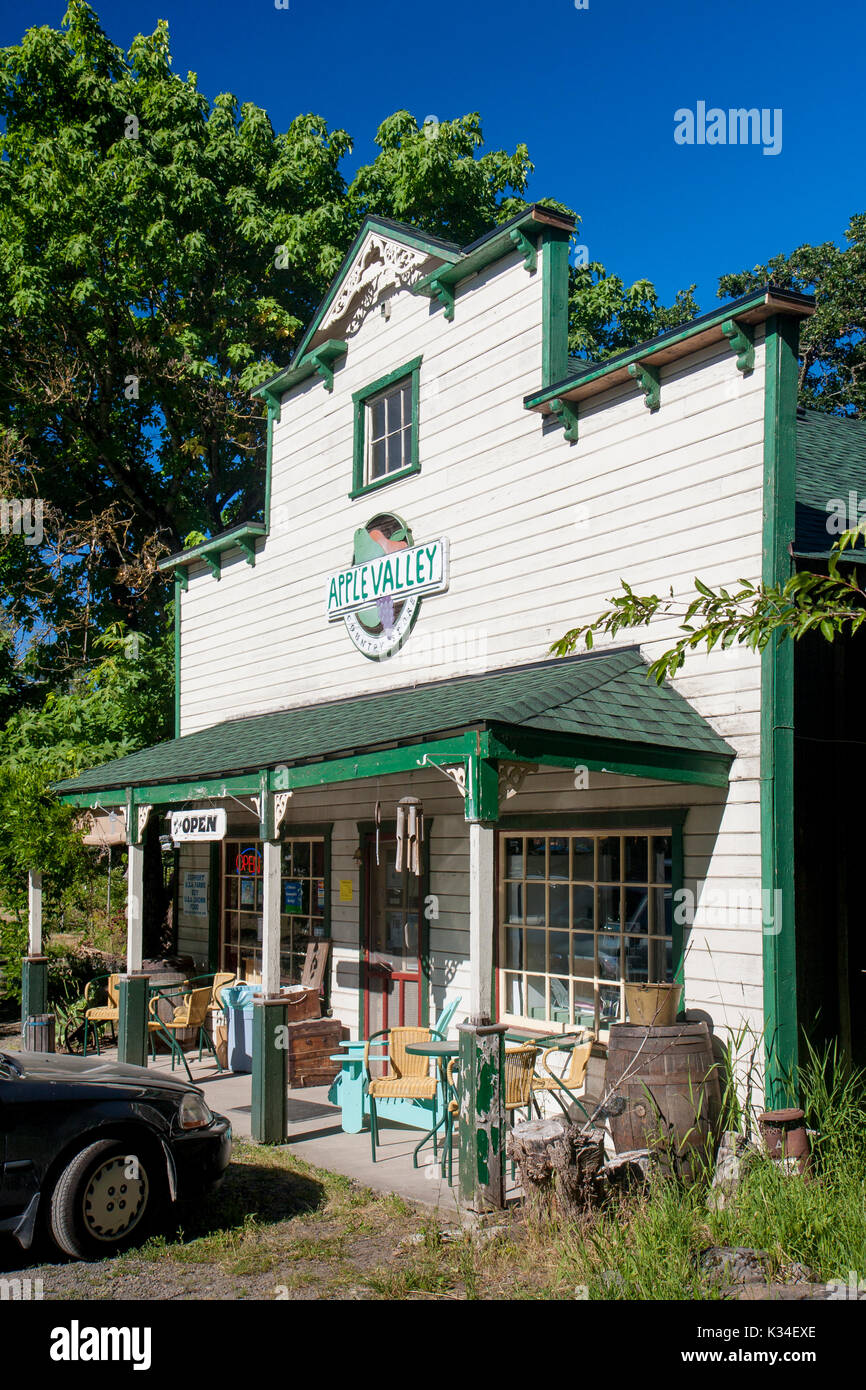Apple valley country store oregon hi-res stock photography and images ...