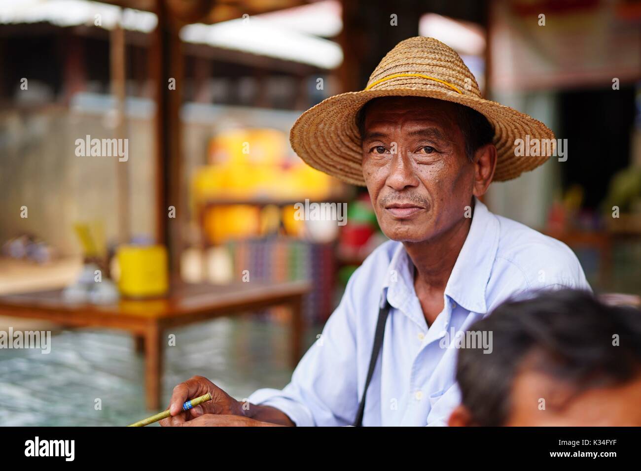 Cuban man with hand rolled cigar hi-res stock photography and images ...