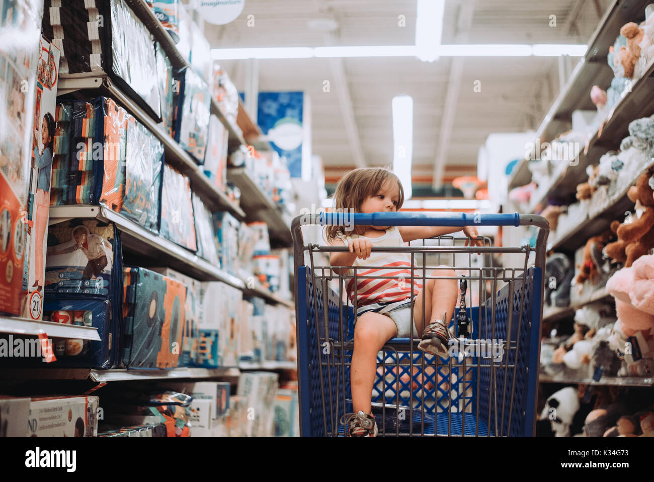 Kid in shopping cart hi-res stock photography and images - Alamy