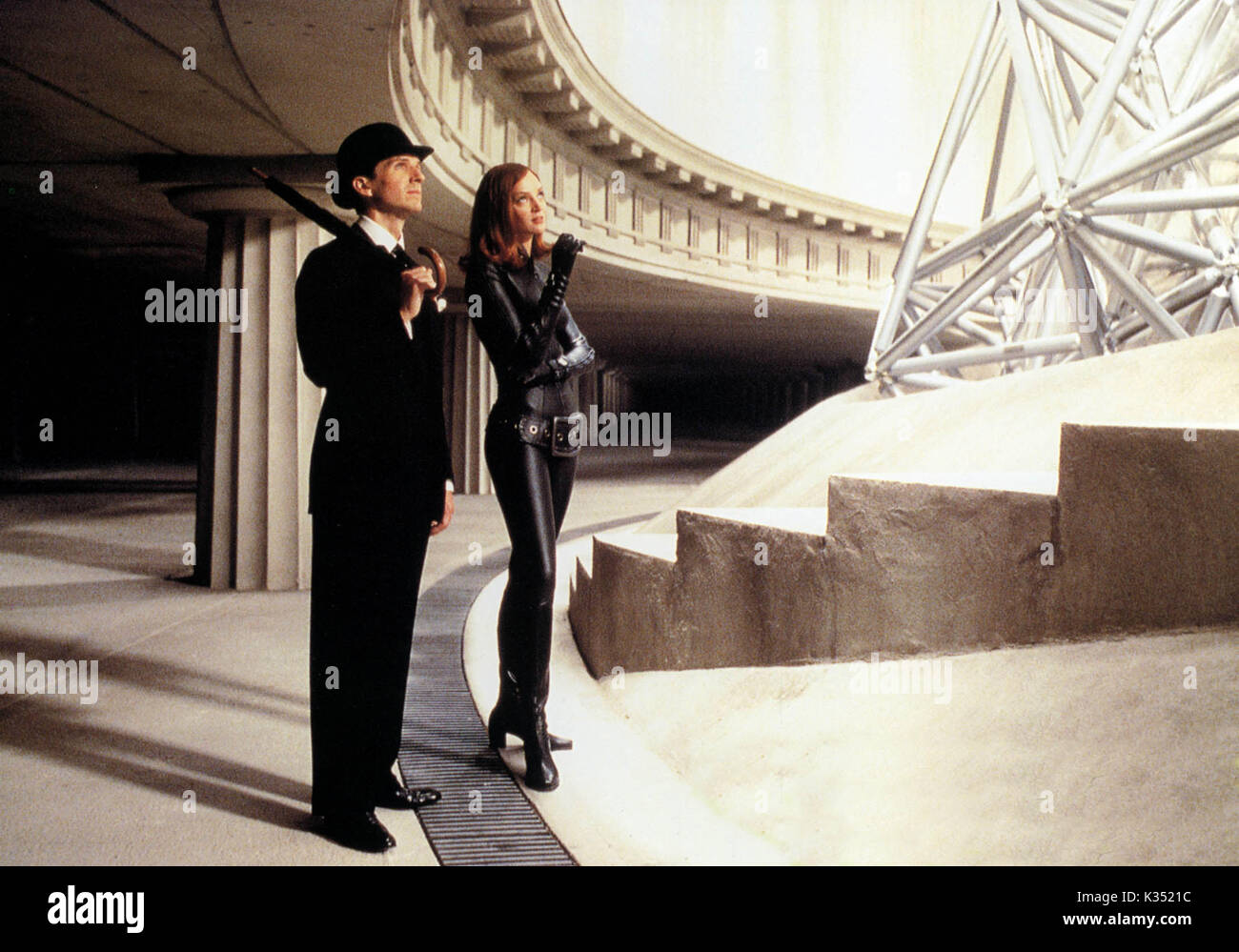 THE AVENGERS RALPH FIENNES, UMA THURMAN Date: 1998 Stock Photo - Alamy