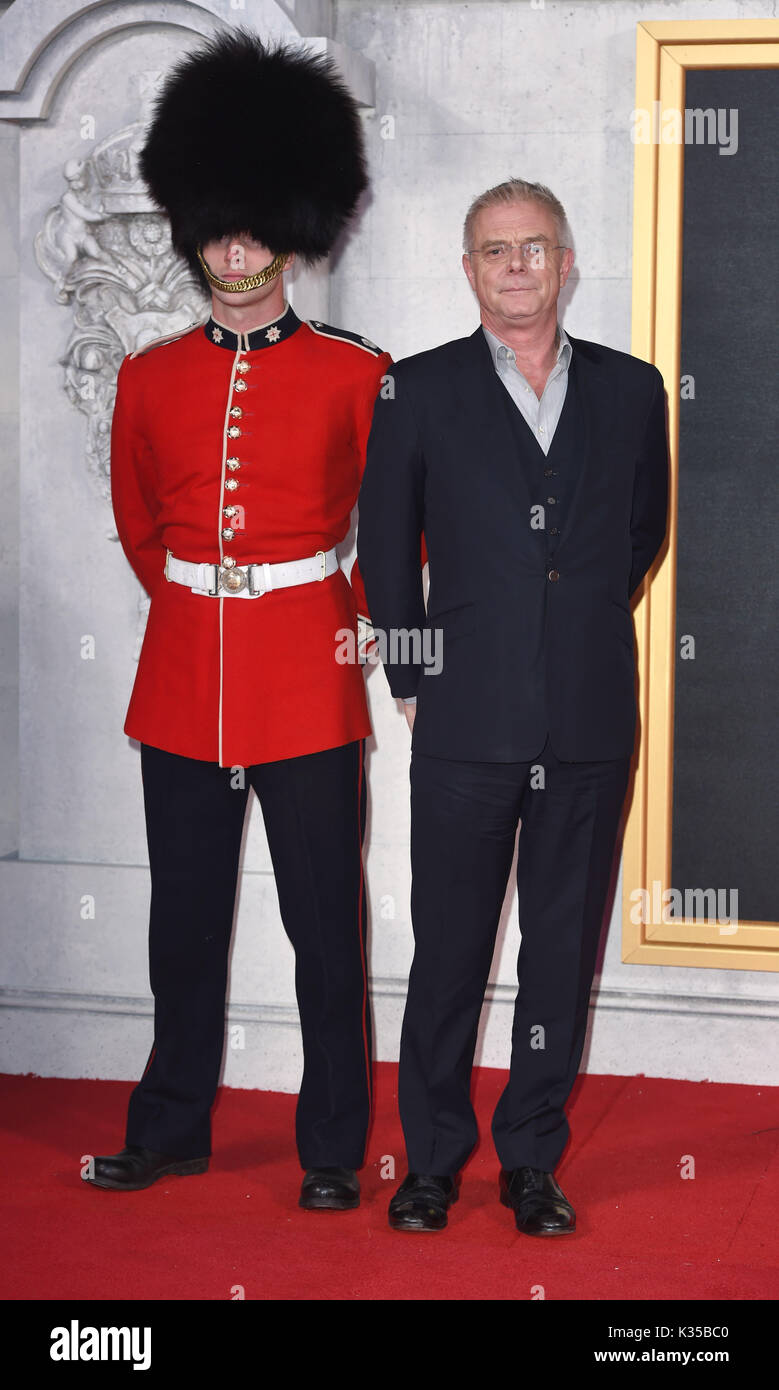 Stephen daldry the crown hi-res stock photography and images - Alamy