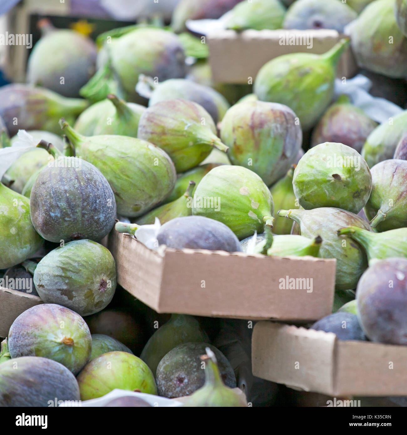 Turkish figs in a box on the market for sale Stock Photo - Alamy