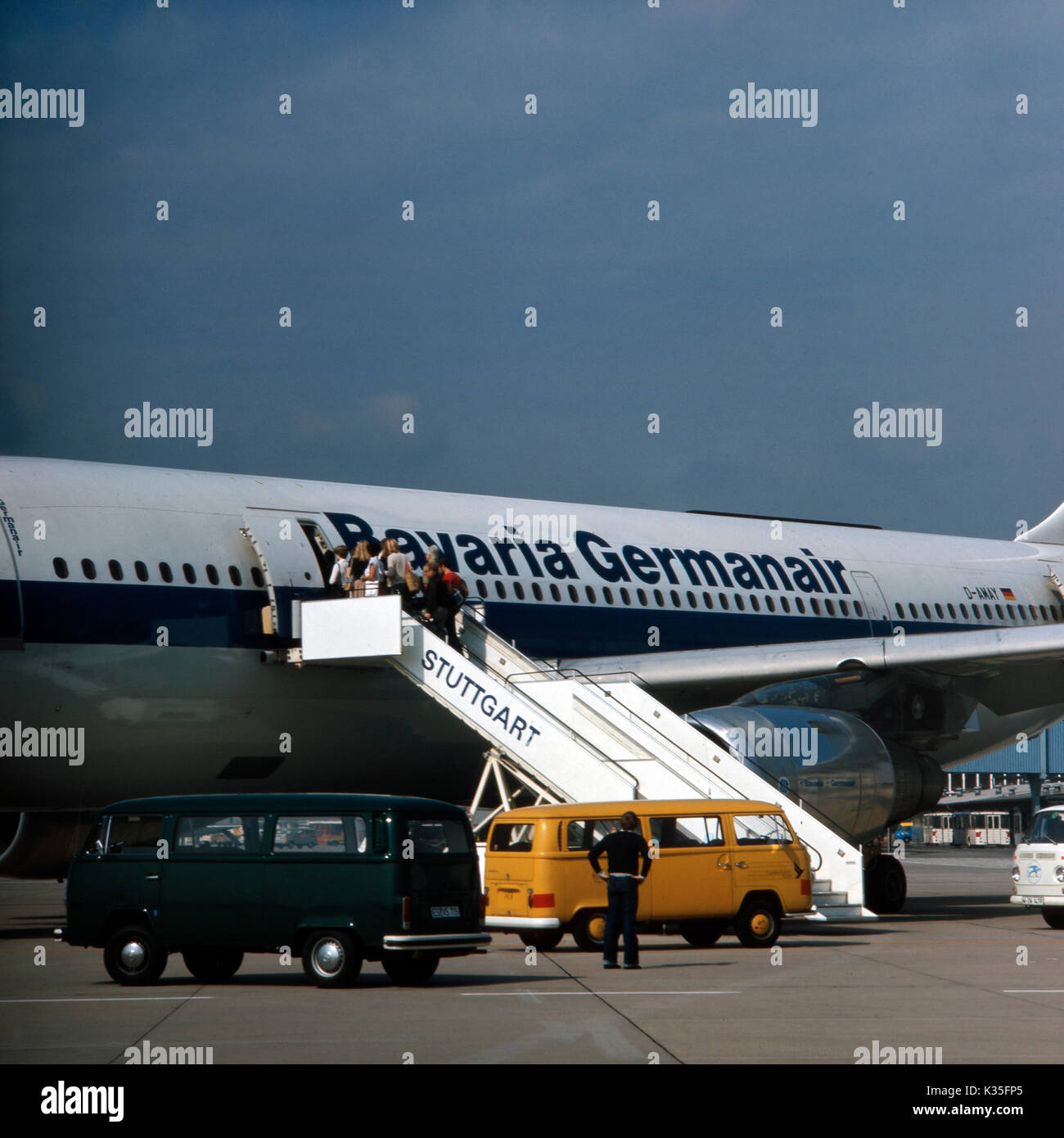 Bus flugzeug landebahn hi-res stock photography and images - Alamy