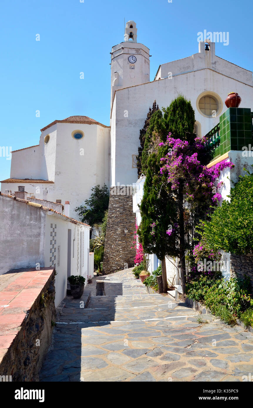 Typical alley and Santa Maria church in the background of Cadaqués ...