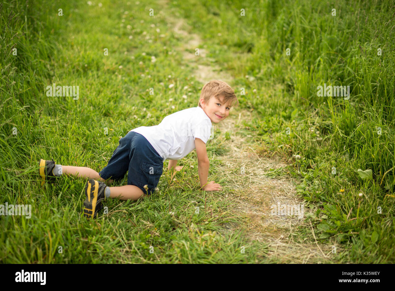 Child in summer meadow hi-res stock photography and images - Alamy