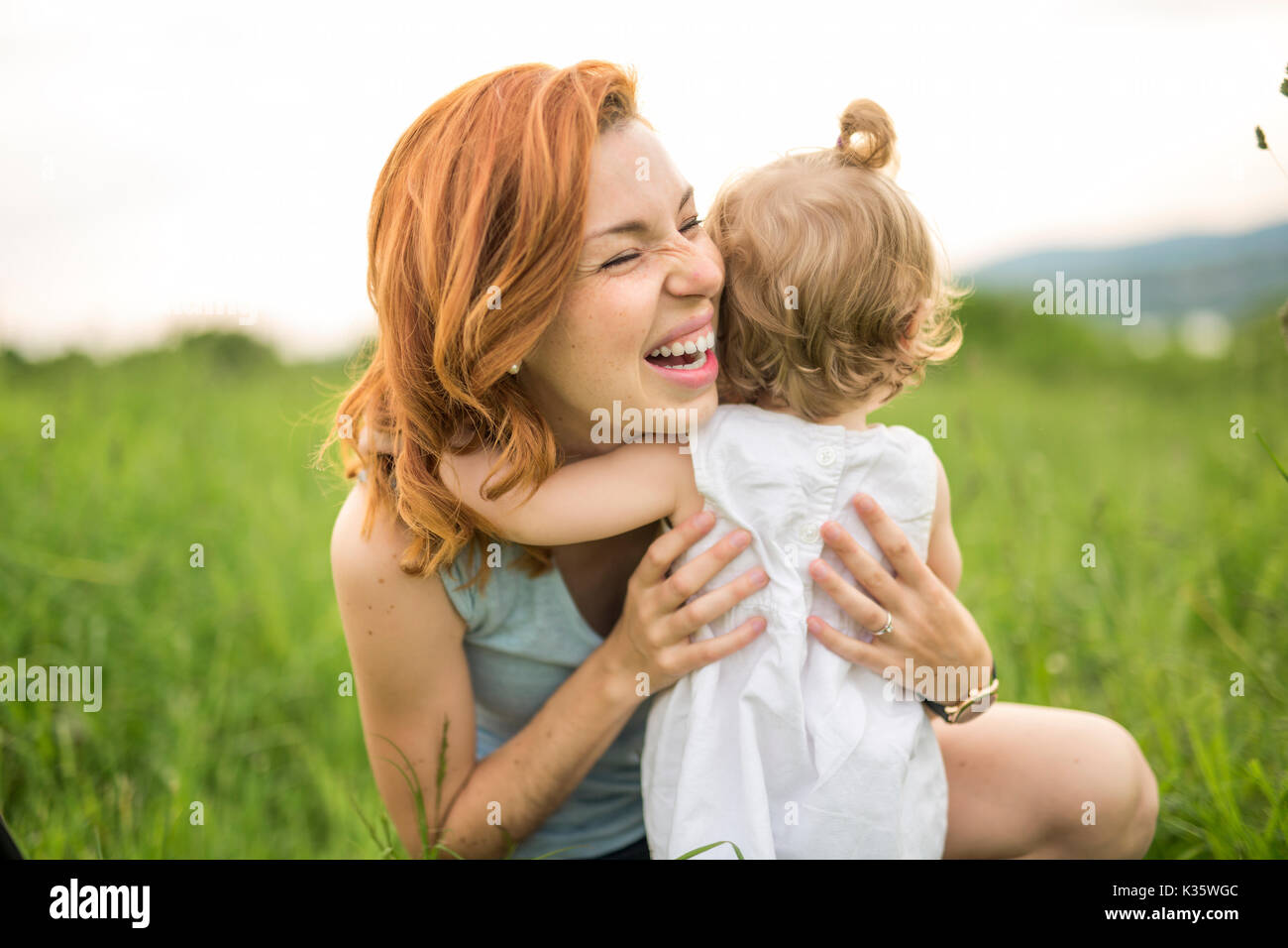 Happy joyful mother daughter daisy hi-res stock photography and images ...