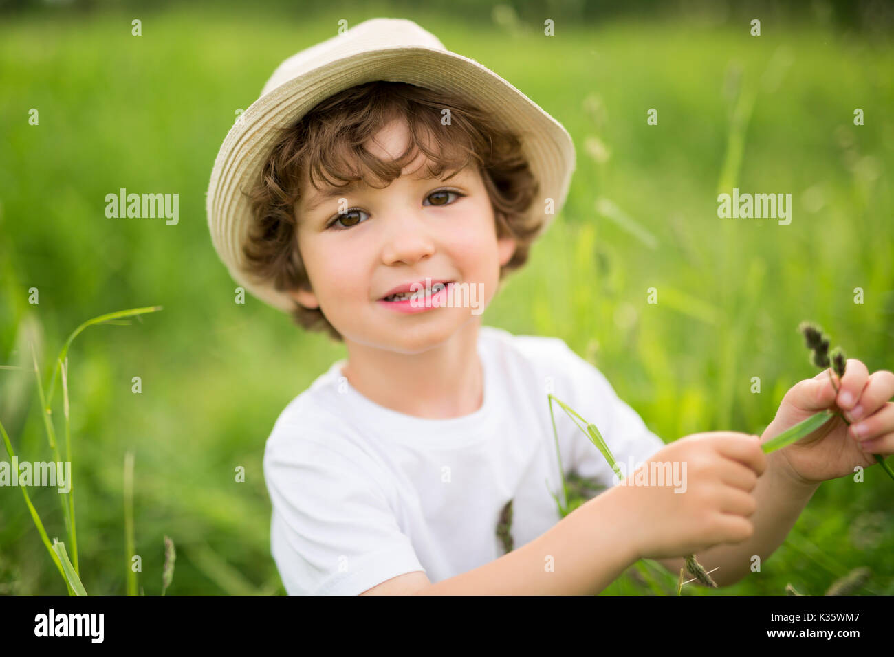 Kid summer hat hi-res stock photography and images - Alamy