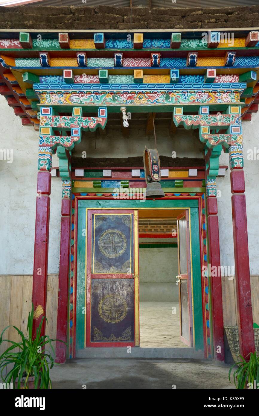 Lo Manthang doorway in Upper Mustang Stock Photo - Alamy