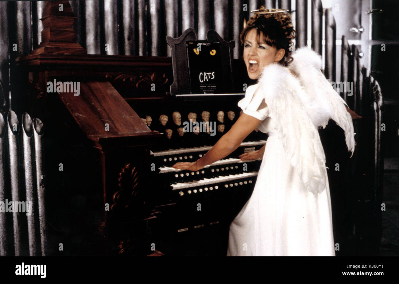 Bedazzled elizabeth hurley hi-res stock photography and images - Alamy