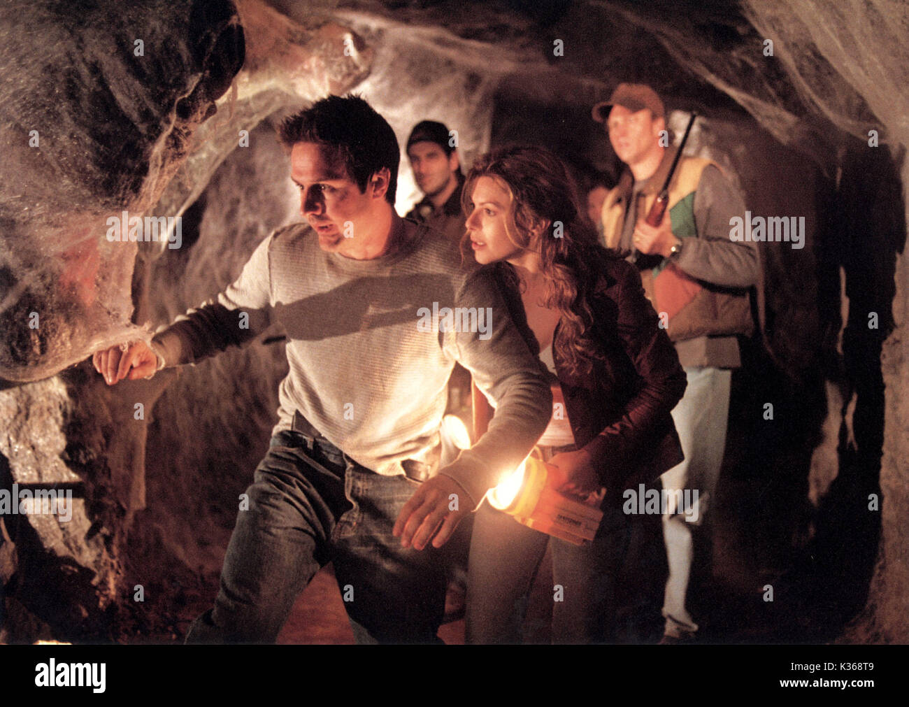 EIGHT LEGGED FREAKS DAVID ARQUETTE, KARI WUHRER Date: 2002 Stock Photo ...