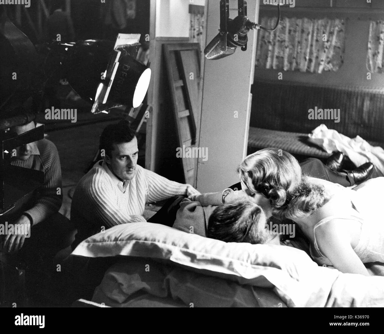 THE ENTERTAINER L-R, TONY RICHARDSON, DIRECTING LAURNCE OLIVIER ...