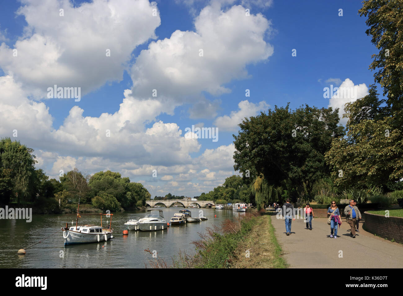 Thames richmond river walk hi-res stock photography and images - Alamy