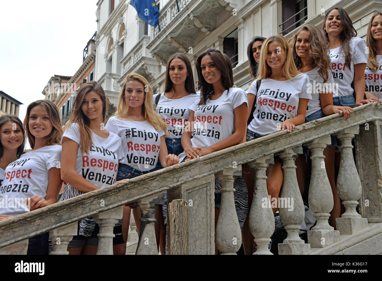 Pageant girls smiling hi-res stock photography and images - Alamy