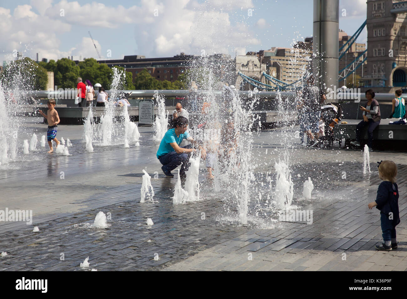 London, UK. 2nd Sep, 2017. Children play in water fountains by Tower ...