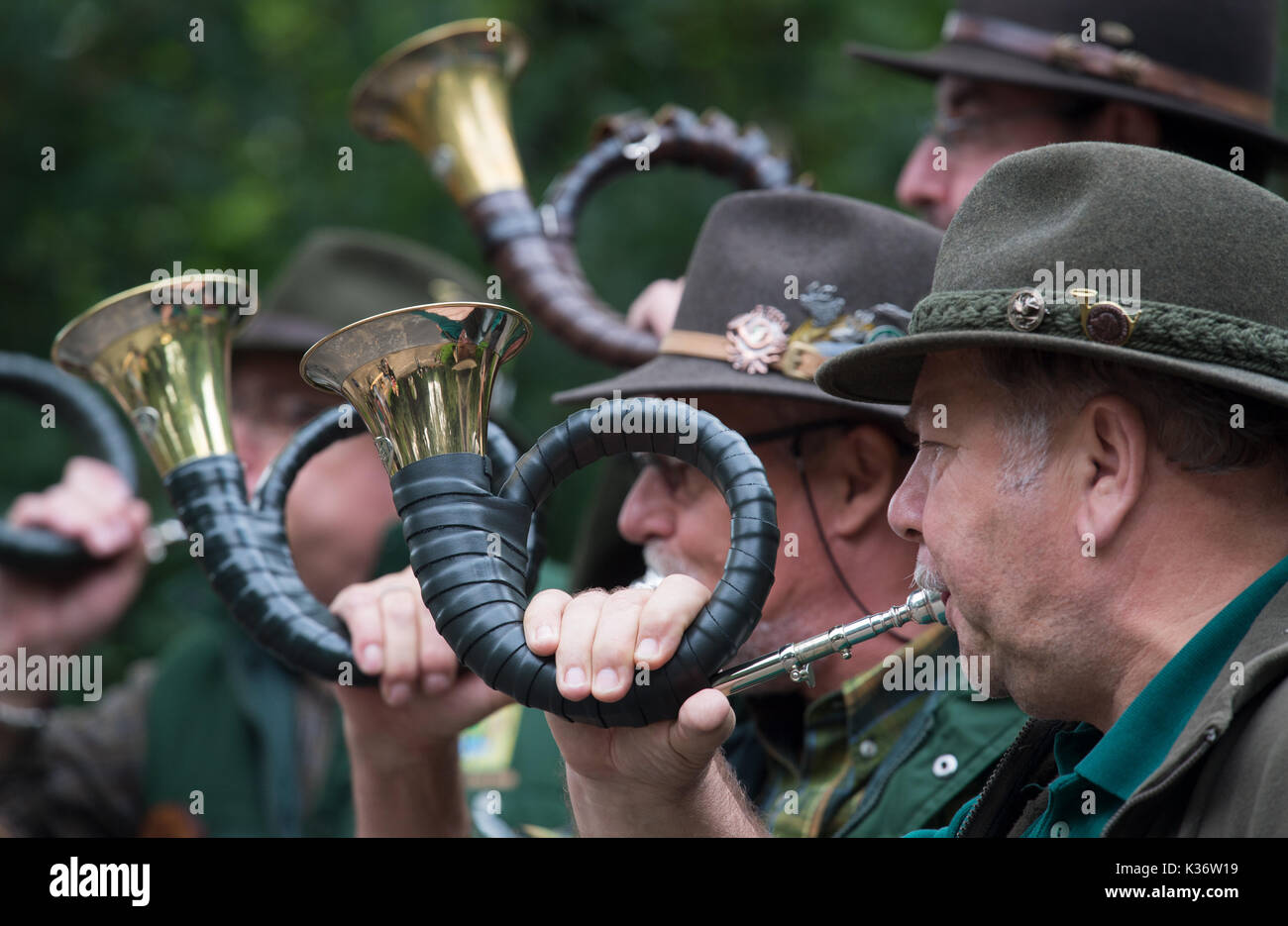 Cologne, Germany. 2nd Sep, 2017. Hunters blowing their hunting horns ...