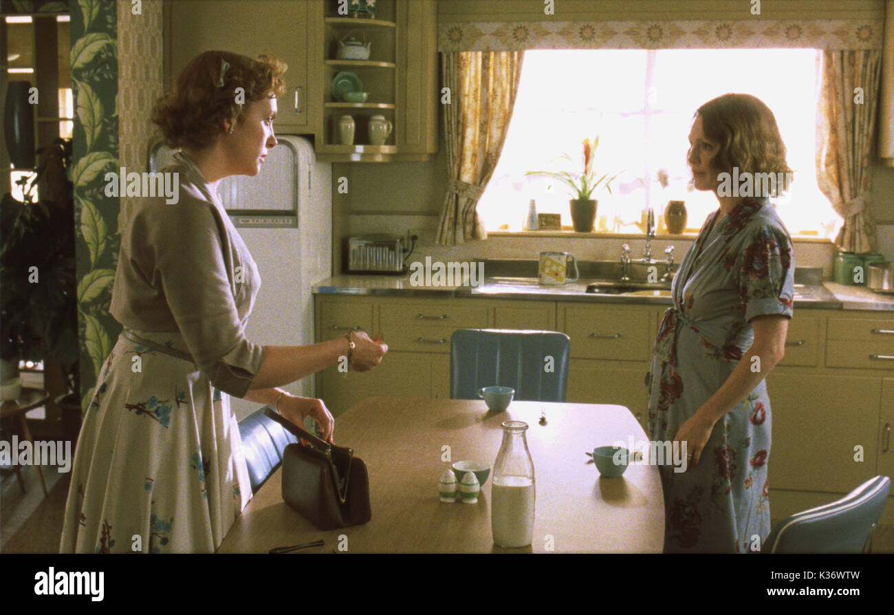 THE HOURS TONI COLETTE, JULIANNE MOORE Date: 2002 Stock Photo - Alamy