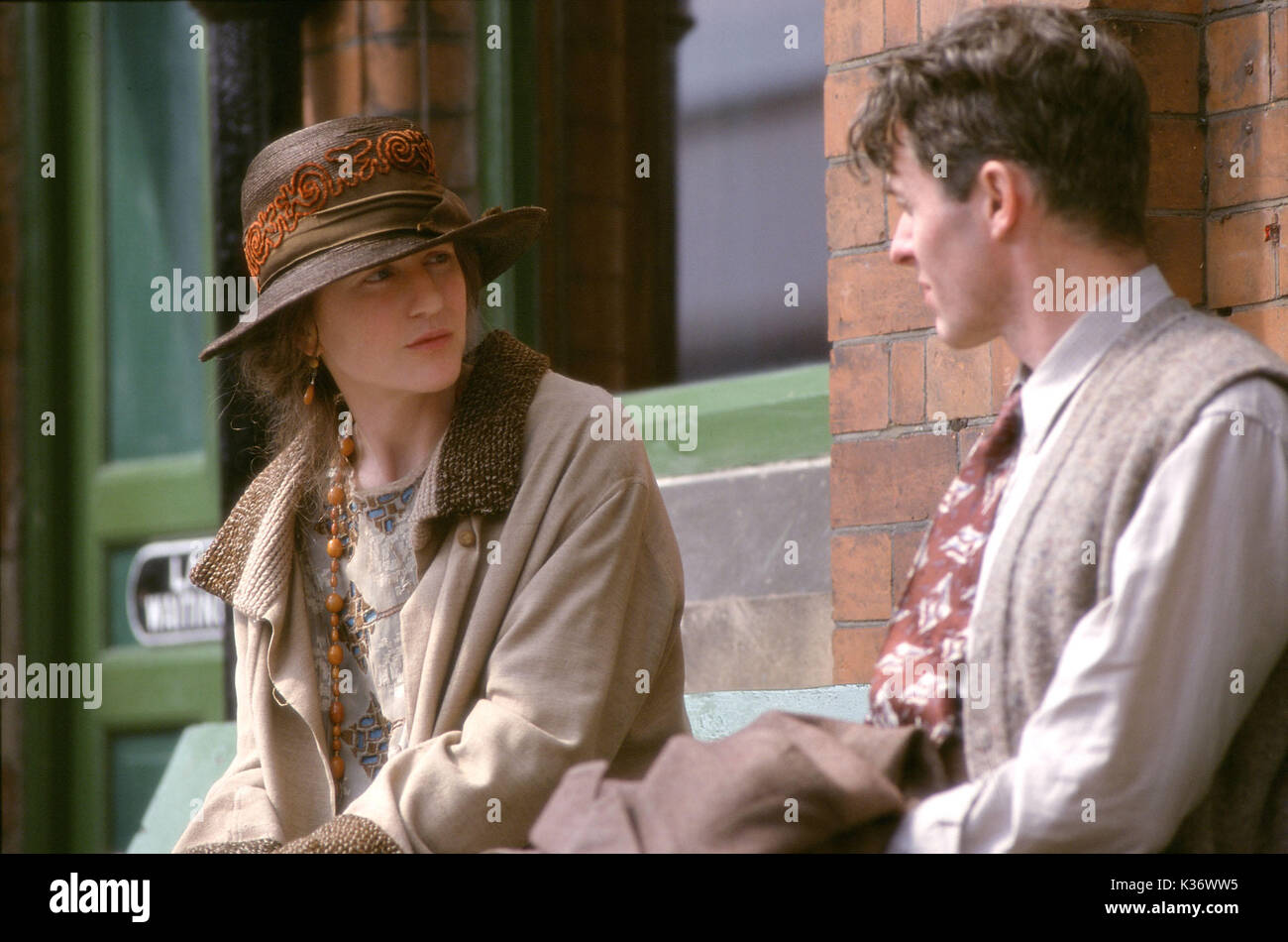 THE HOURS NICOLE KIDMAN as Virginia Woolf, STEPHEN DILLANE as Leonard ...