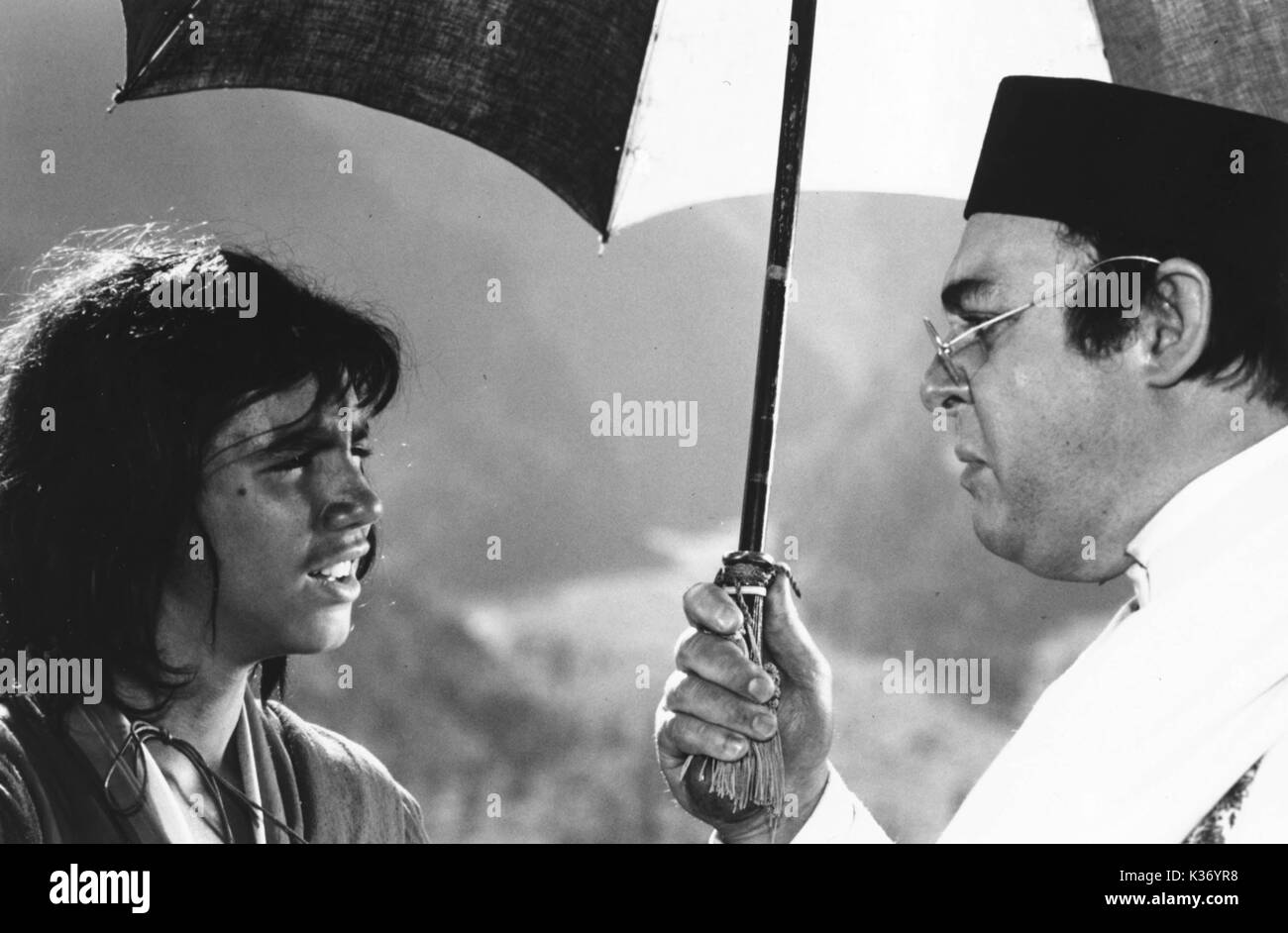 KIM RAVI SHETH AS KIM, JOHN RHYS-DAVIES AS BABU Stock Photo - Alamy