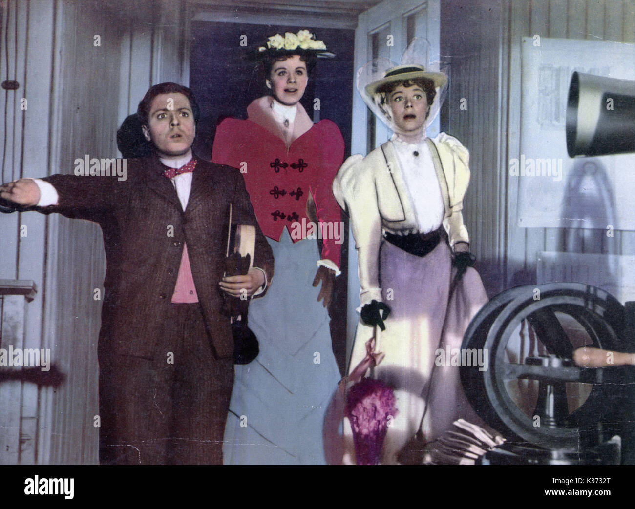 THE MAGIC BOX RICHARD ATTENBOROUGH, MARGARET JOHNSON AND GLYNIS JOHNS A ...