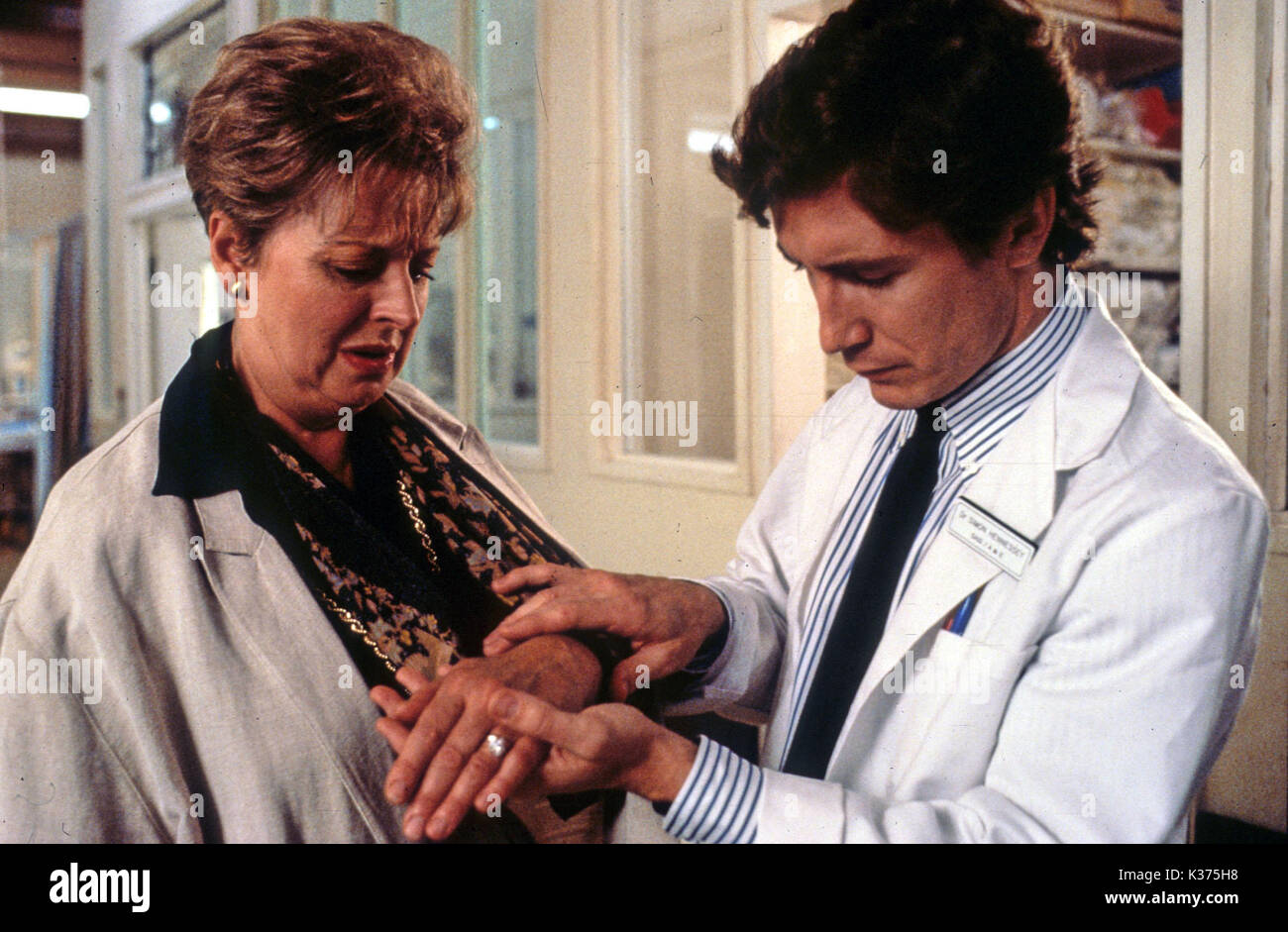 PAPER MASK BARBARA LEIGH-HUNT, PAUL McGANN Date: 1990 Stock Photo - Alamy