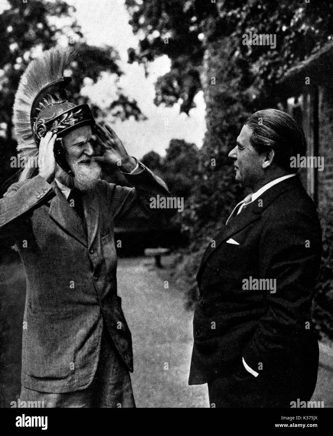 GEORGE BERNARD SHAW AND GABRIEL PASCAL Ta091946 Stock Photo - Alamy