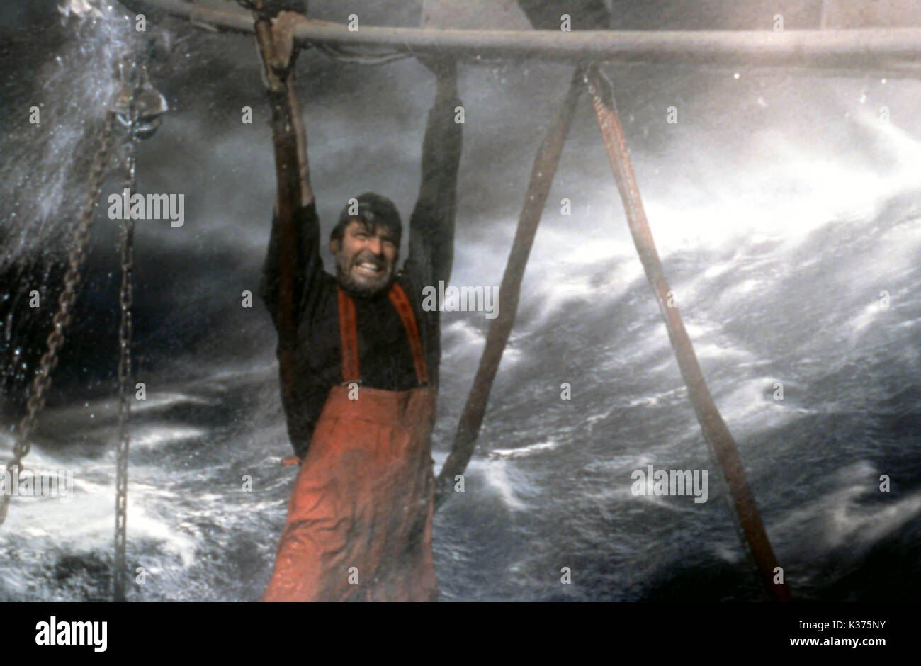 THE PERFECT STORM GEORGE CLOONEY THE PERFECT STORM Date: 2000 Stock ...