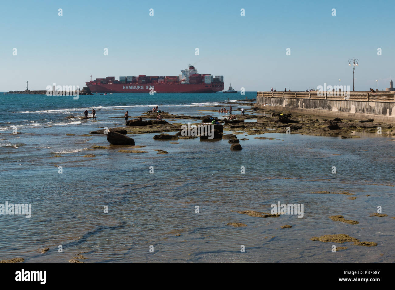 Large red container ship hi-res stock photography and images - Alamy