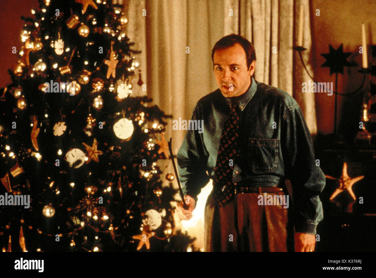 THE REF KEVIN SPACEY CROWBAR; christmas tree; christmas bad A BUENA ...