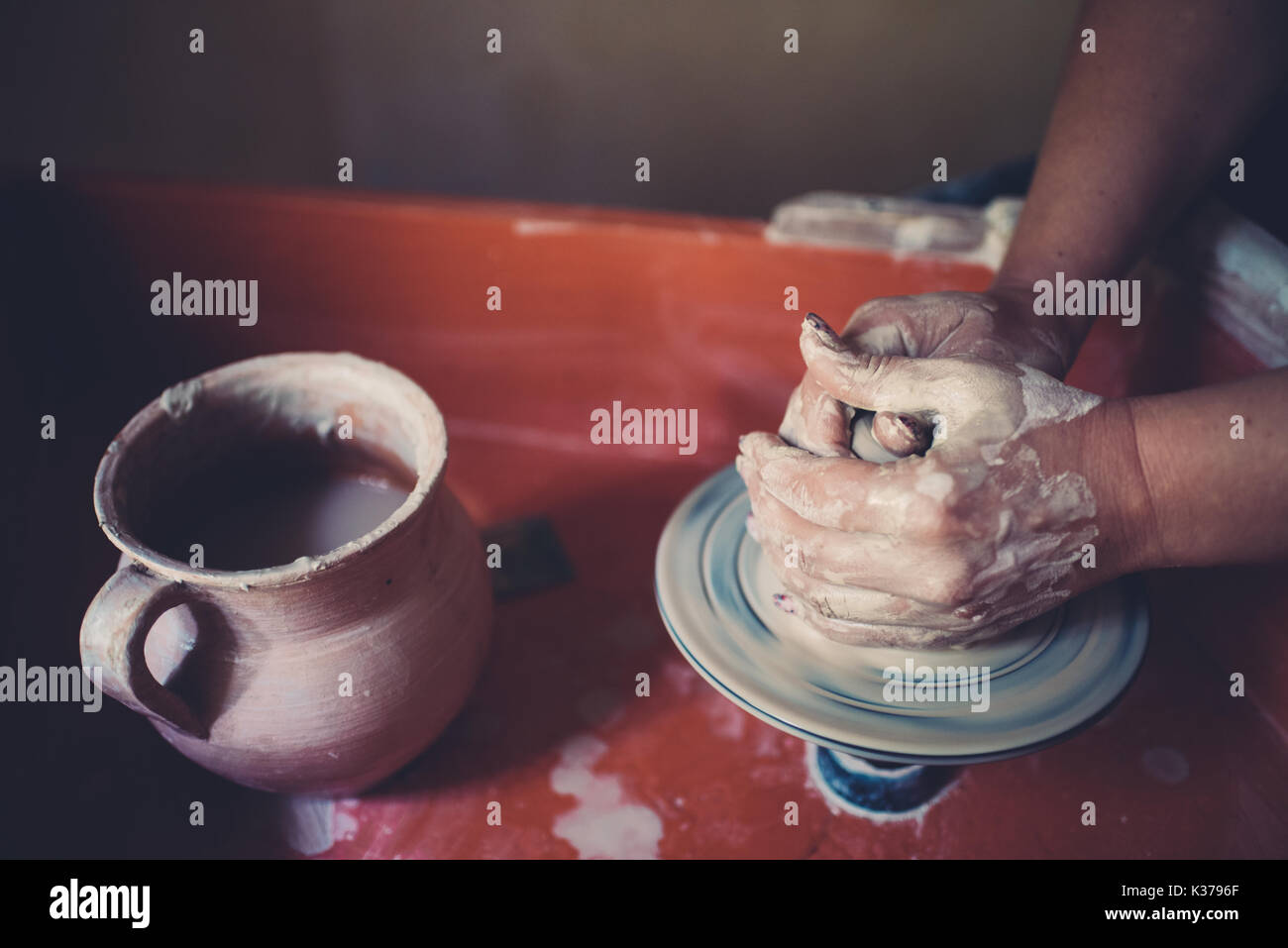 Female pottery artist hands hi-res stock photography and images - Alamy