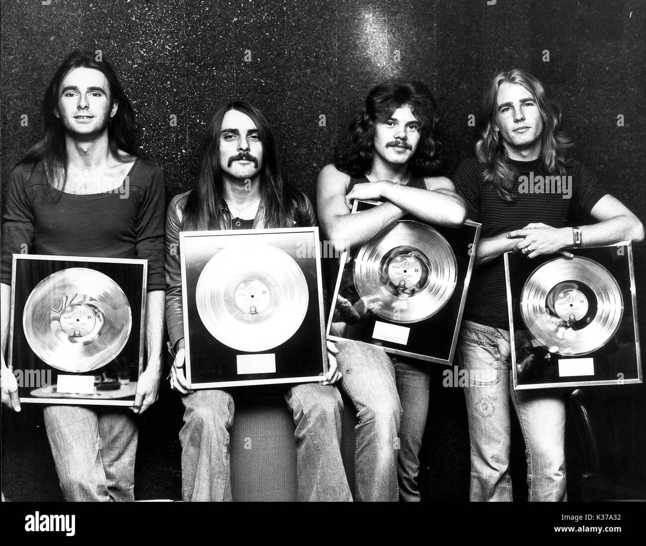 Status hi-res stock photography and images - Alamy