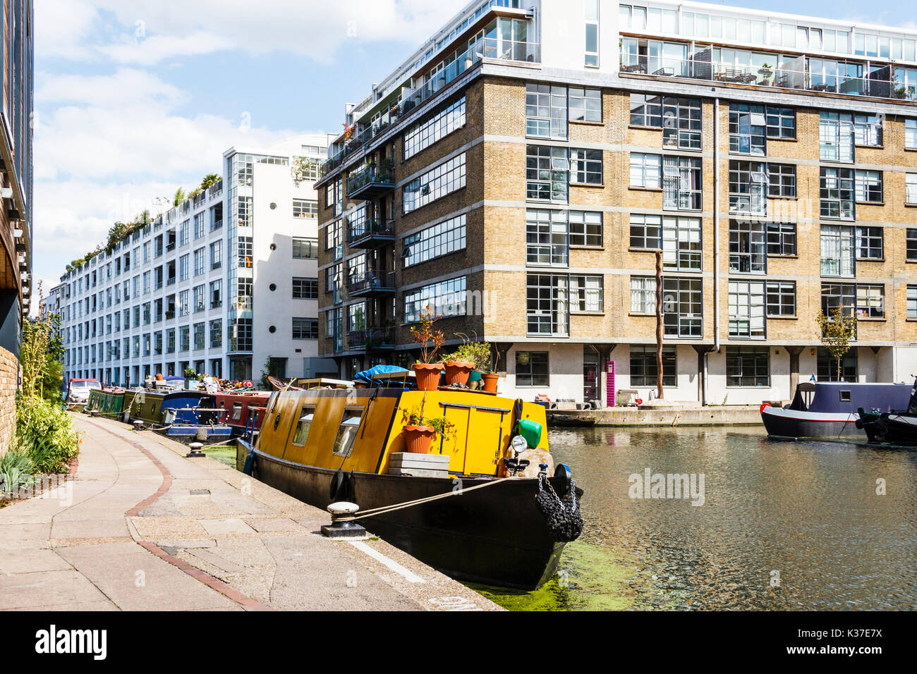 Regent's Canal at Wenlock Basin, Islington, London, UK Stock Photo - Alamy