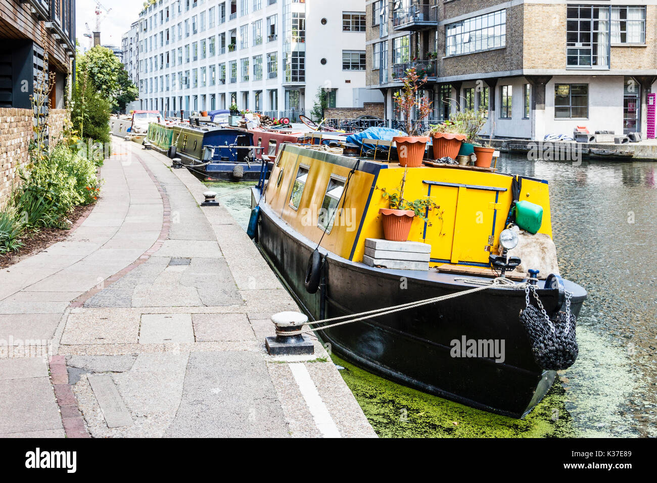 Regent's Canal, Islington, London, UK Stock Photo - Alamy
