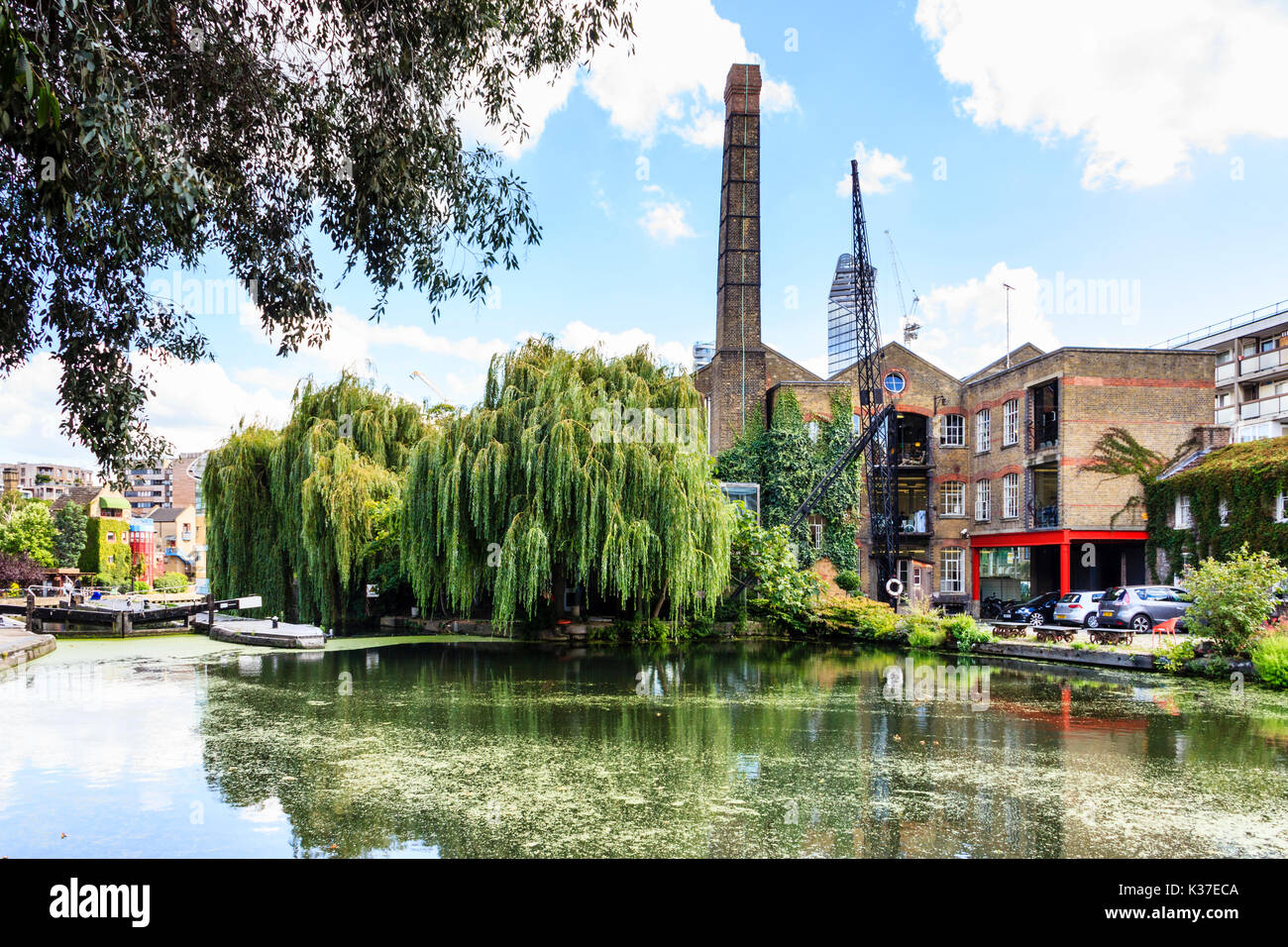 Waterside willow trees hi-res stock photography and images - Alamy