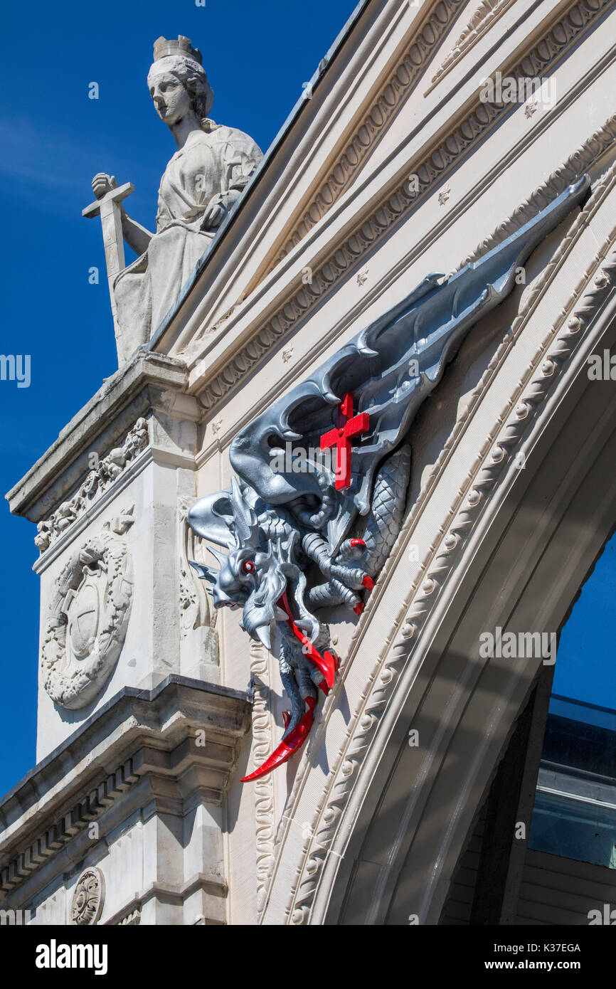 Exterior statues london hi-res stock photography and images - Alamy