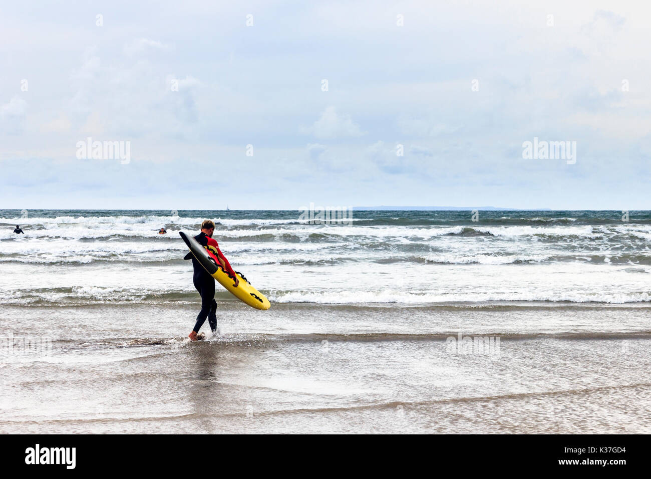 Single yellow surfboard hi-res stock photography and images - Alamy
