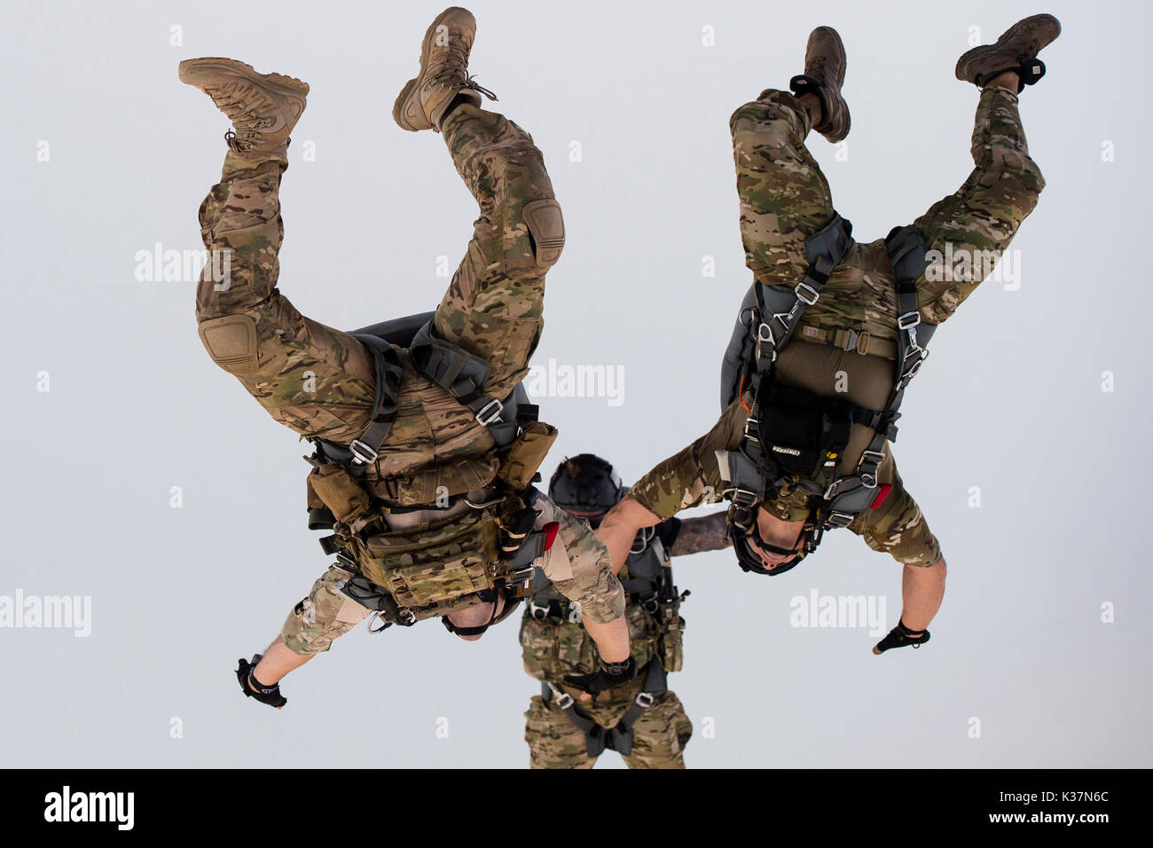 U.S Air Force Pararescuemen Conduct a Free Fall Jump Stock Photo - Alamy