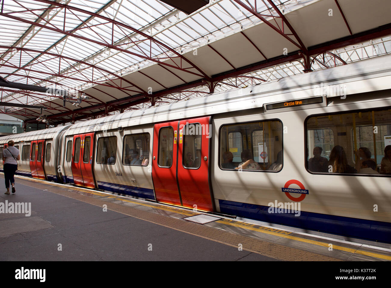 Circle line train hi-res stock photography and images - Alamy